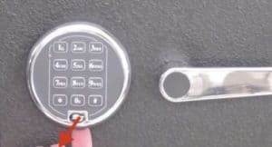 How to change the batteries in a safe? A complete illustrated guide ...